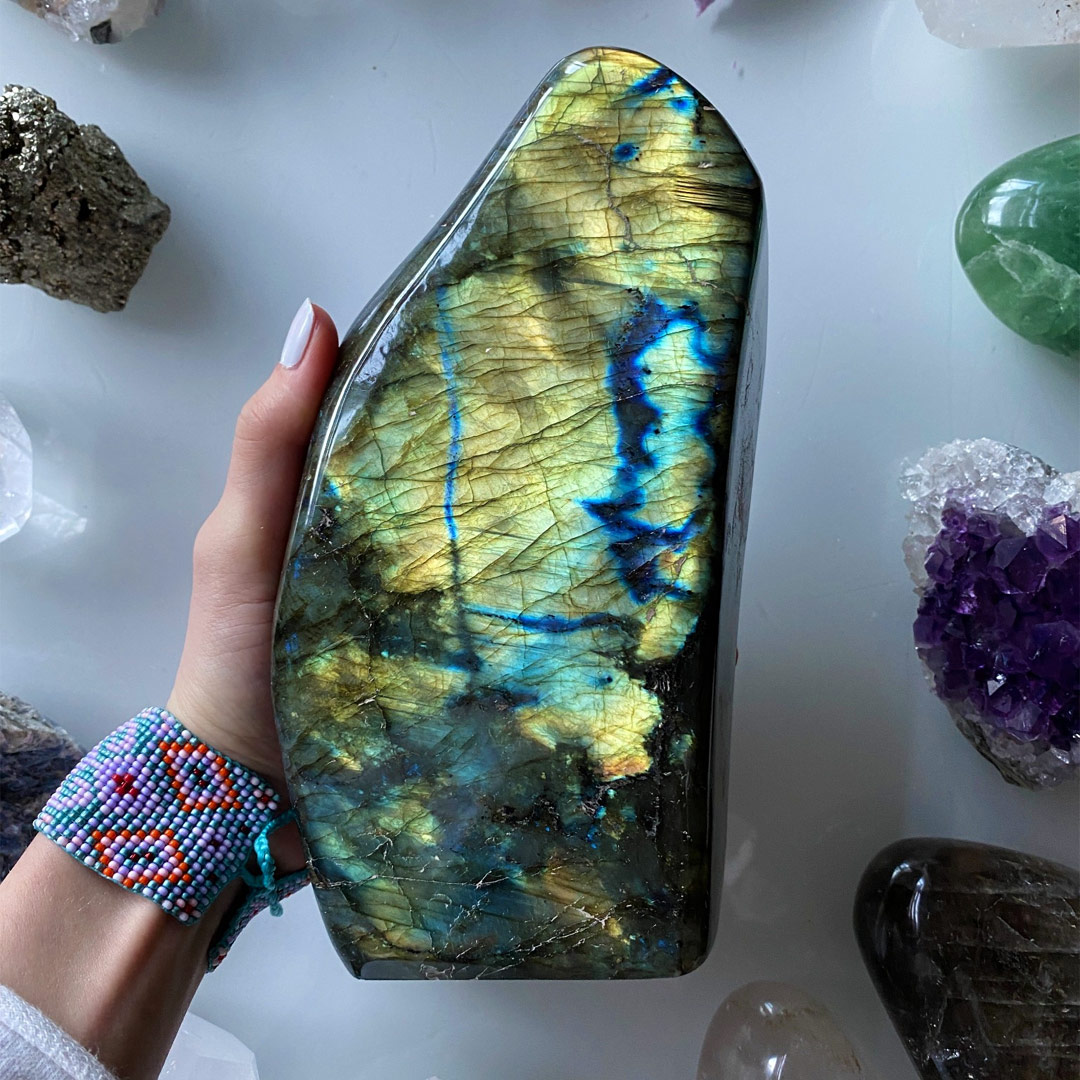 Labradorit: Kameň meditácie, intuície a ochrany aury - Magický obchod